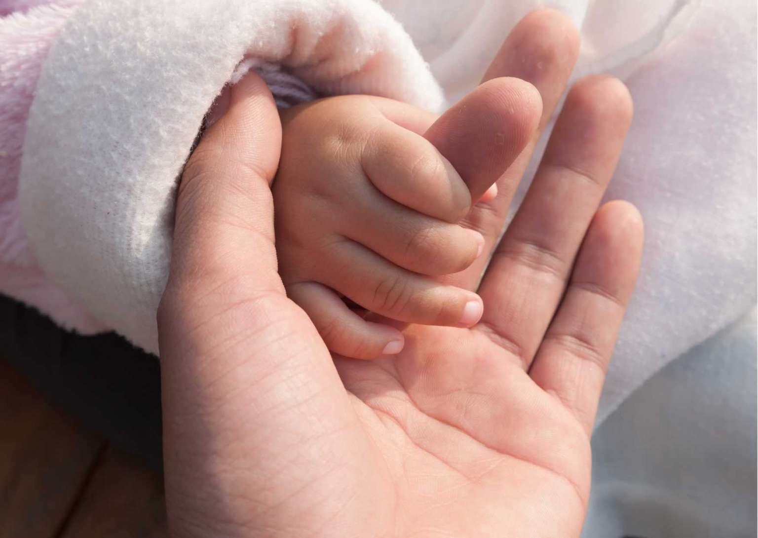 My baby always has cold hands - 6 reasons and how to help