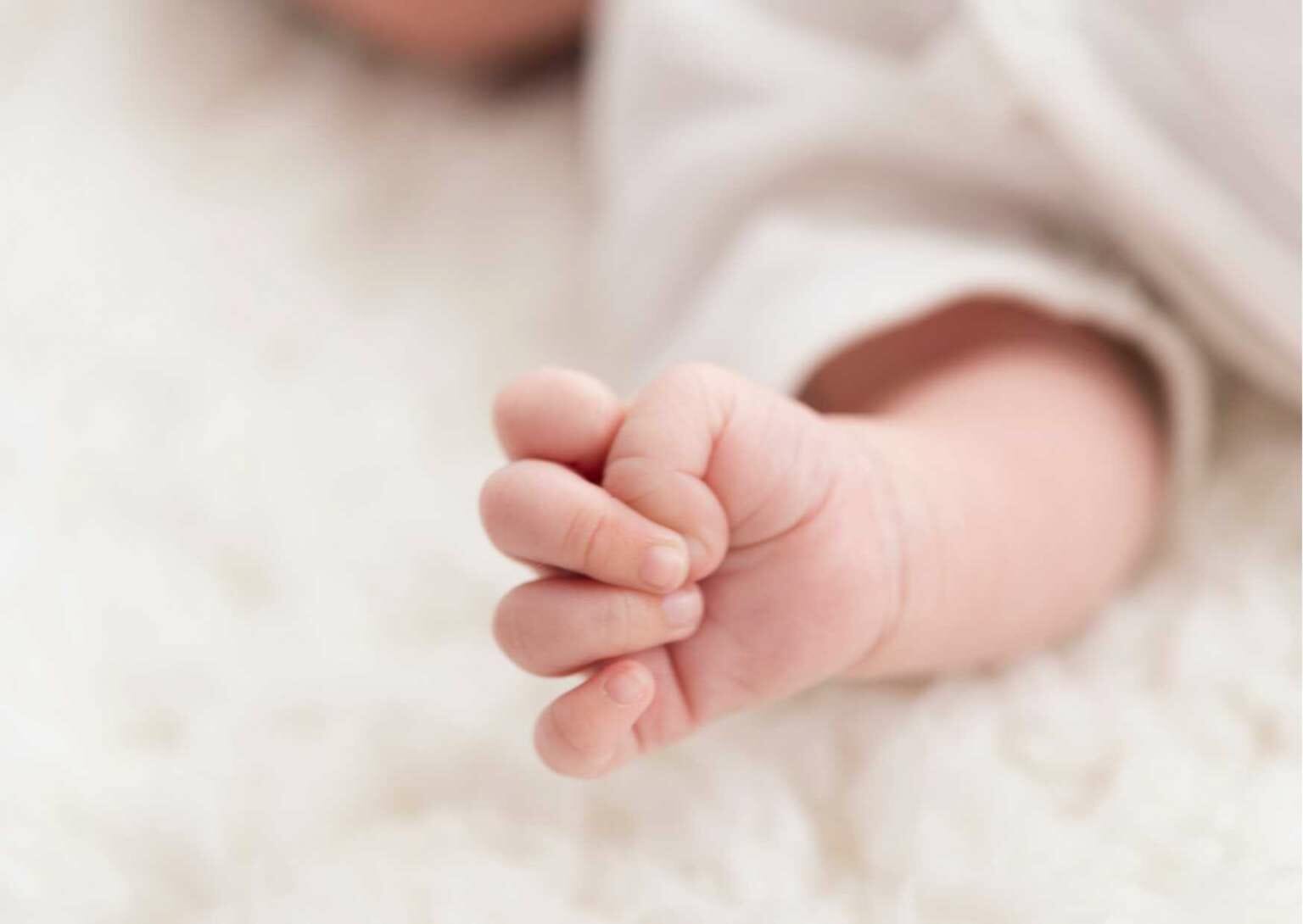 My baby always has cold hands - 6 reasons and how to help